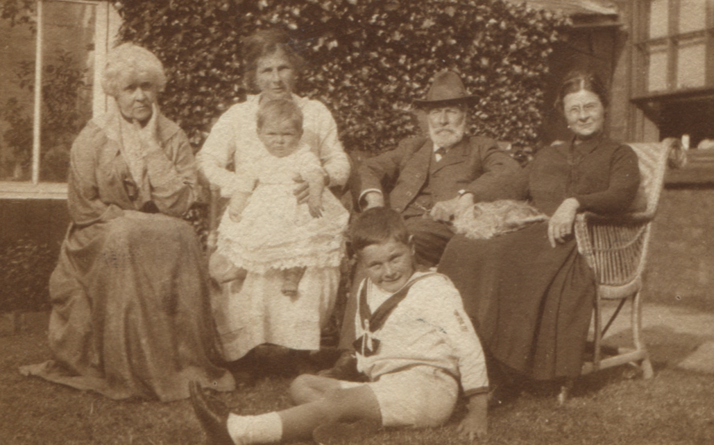 Hancox family c.1920 - ArchivesWiki