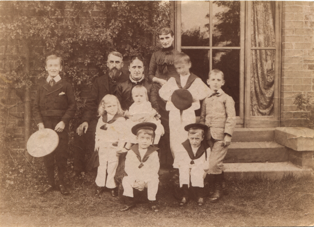 Family of sailors (2) - ArchivesWiki